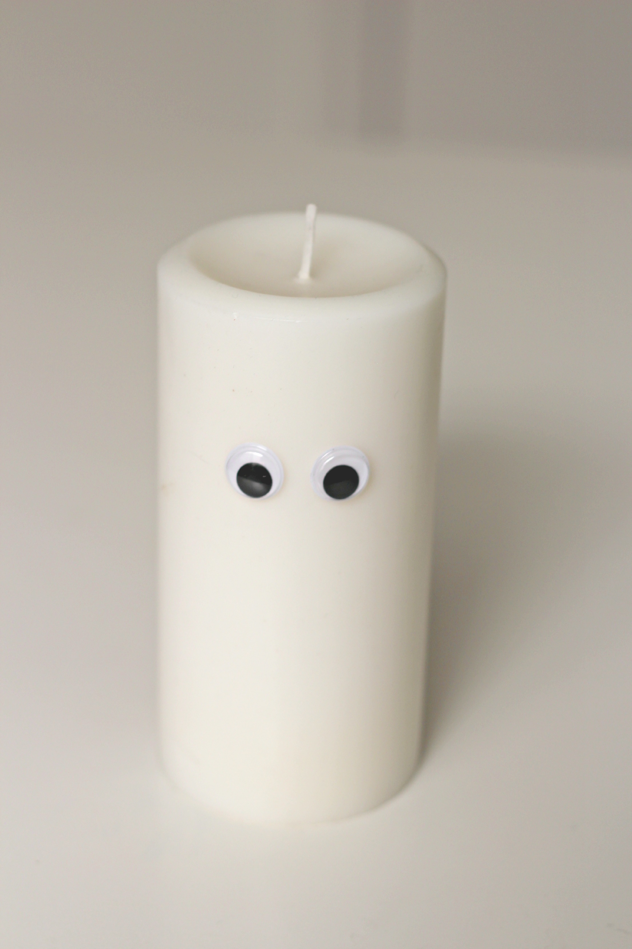 googly eye candle - Organize and Decorate Everything