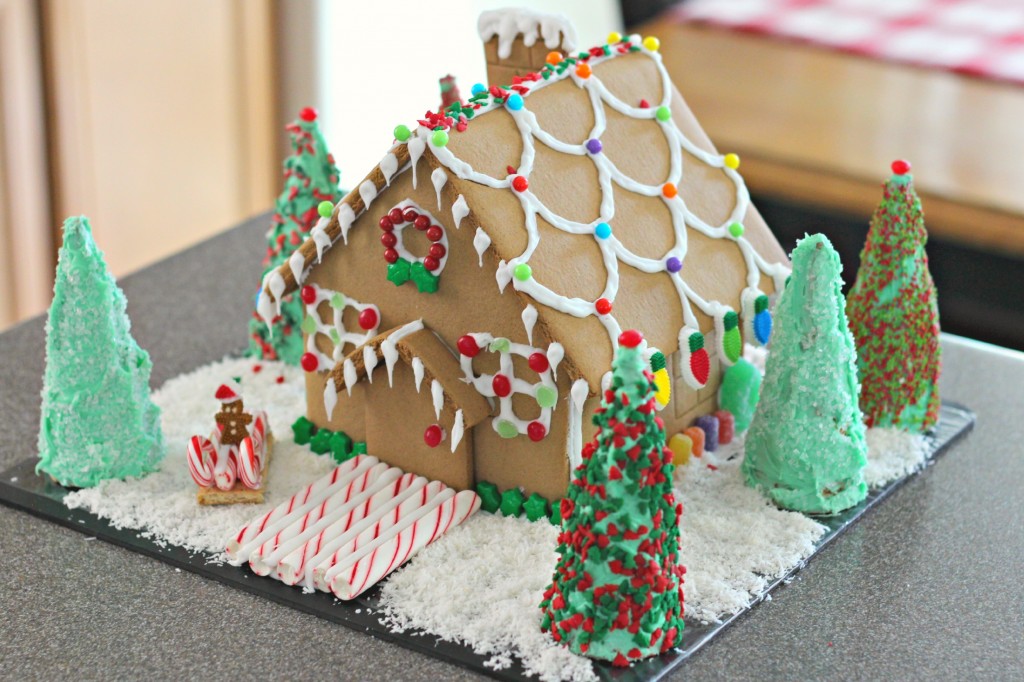 Gingerbread House Decorating: A Christmas Tradition - Organize and ...