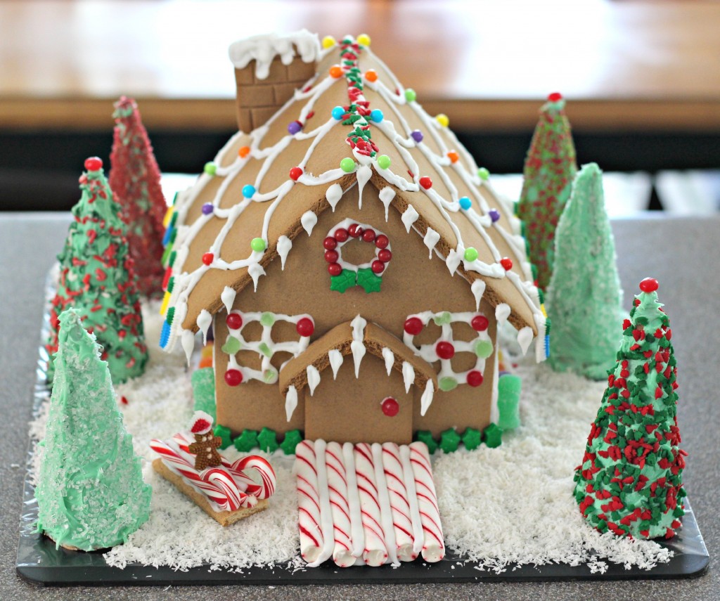 Gingerbread House Decorating: A Christmas Tradition - Organize and ...