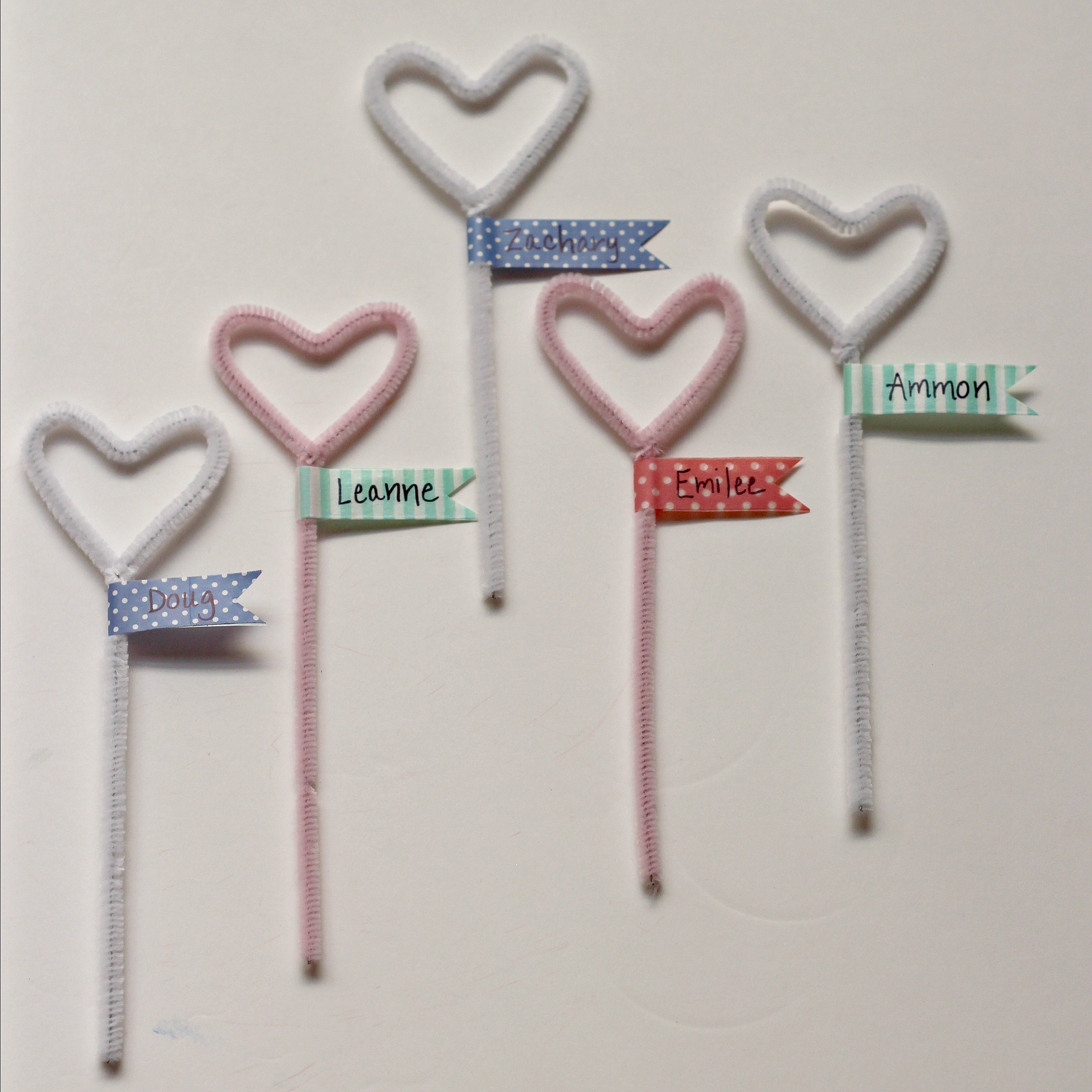 Pipe Cleaner Hearts with name tags - Organize and Decorate Everything